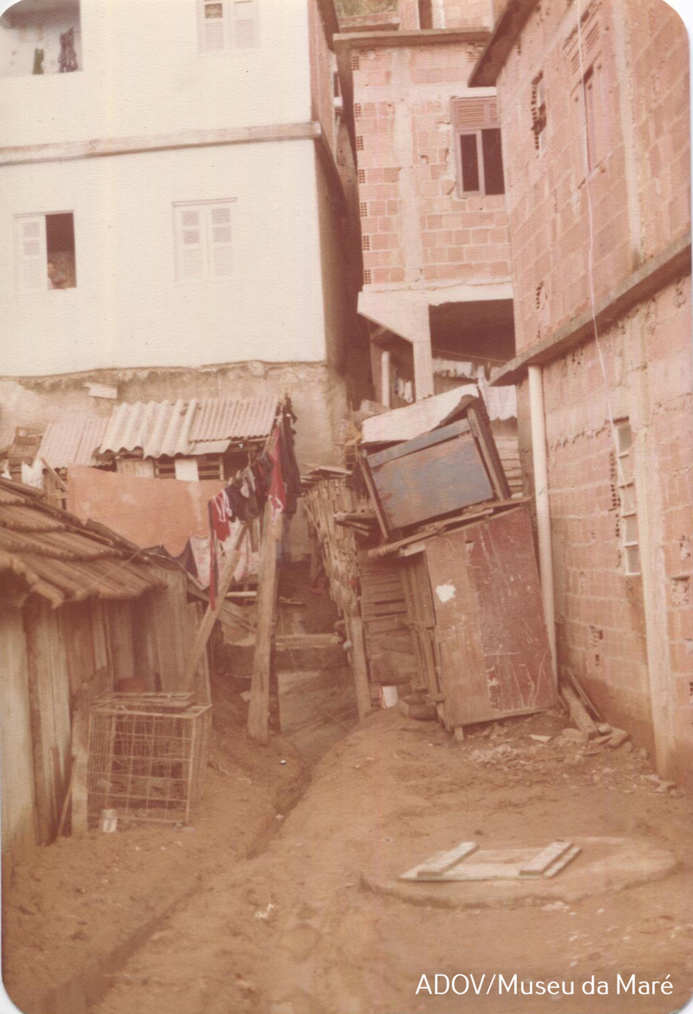 Barracos de madeira e casas de alvenaria - Museu da Maré