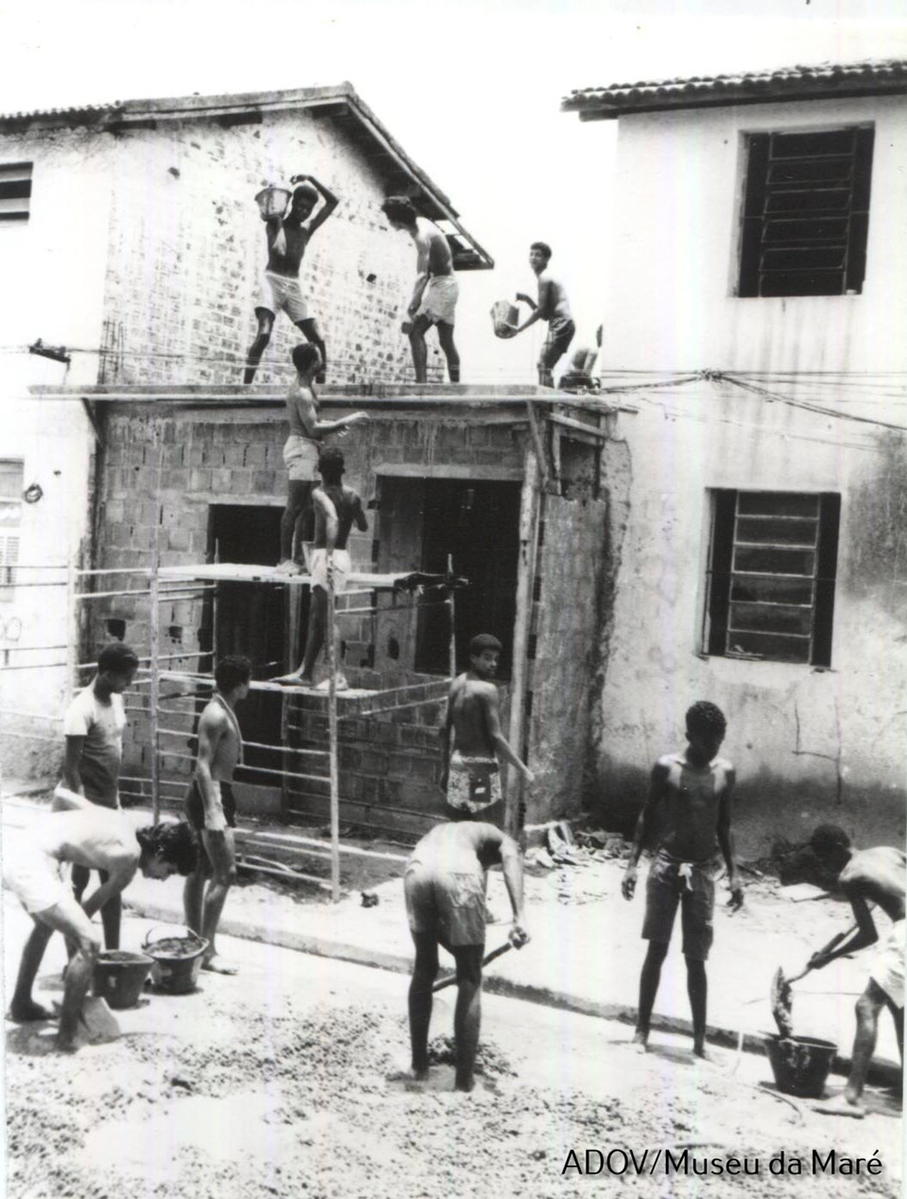 Homens trabalhando na construção de uma casa - Museu da Maré