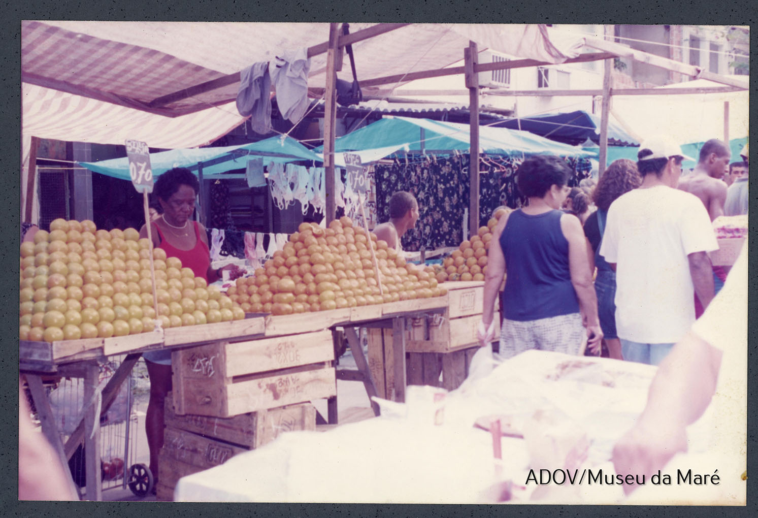 Barraca de laranjas na feira da Teixeira Ribeiro (década de 2000 ...